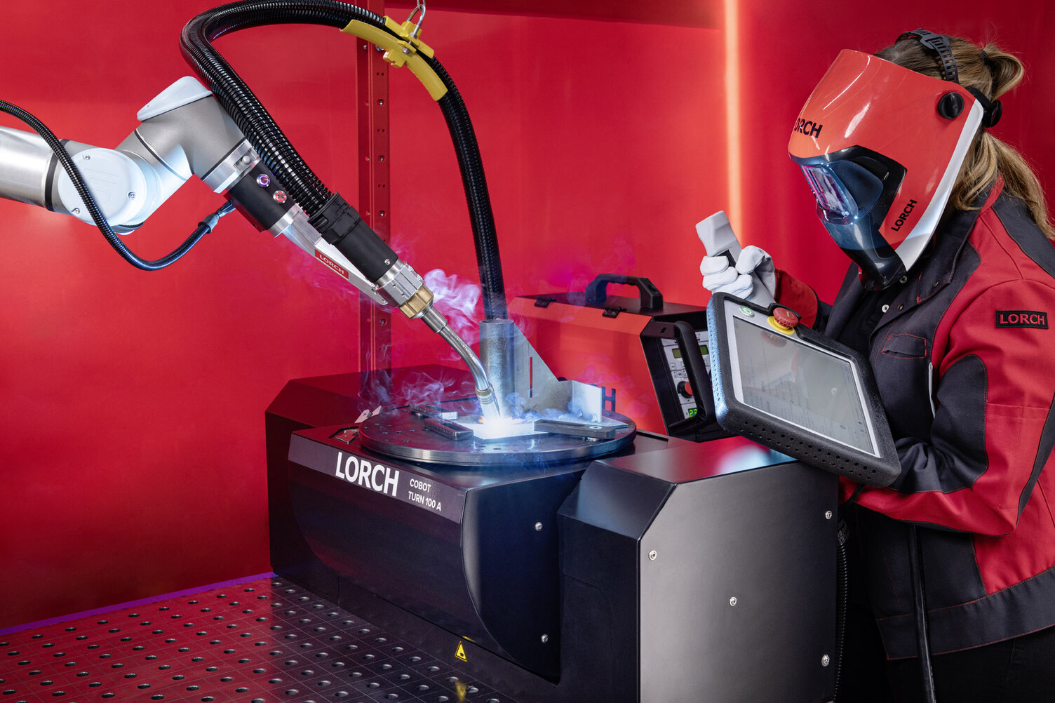 Lorch turn-tilt table: Cobot welding in any position.